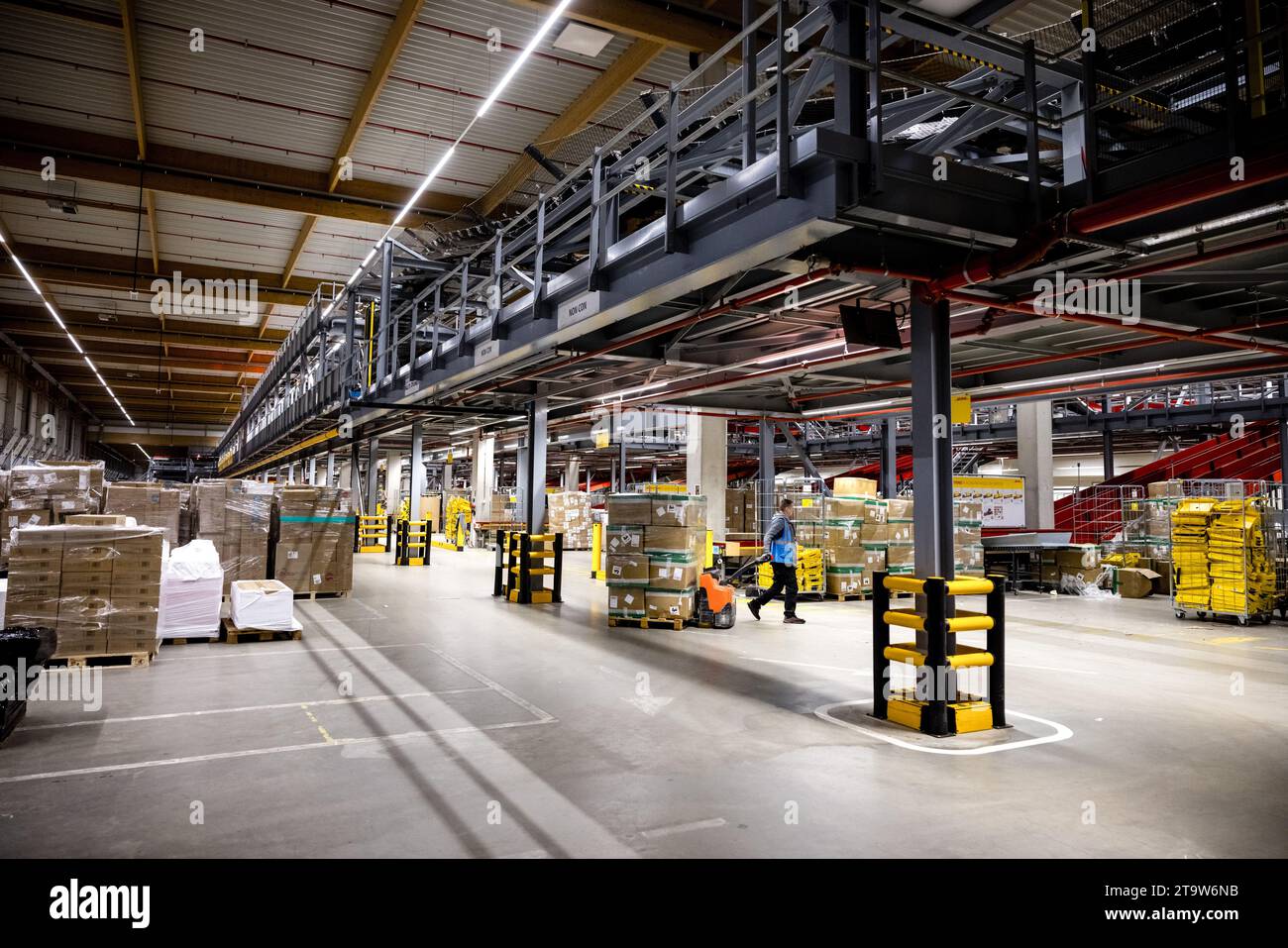 Dhl employees hi-res stock photography and images - Alamy