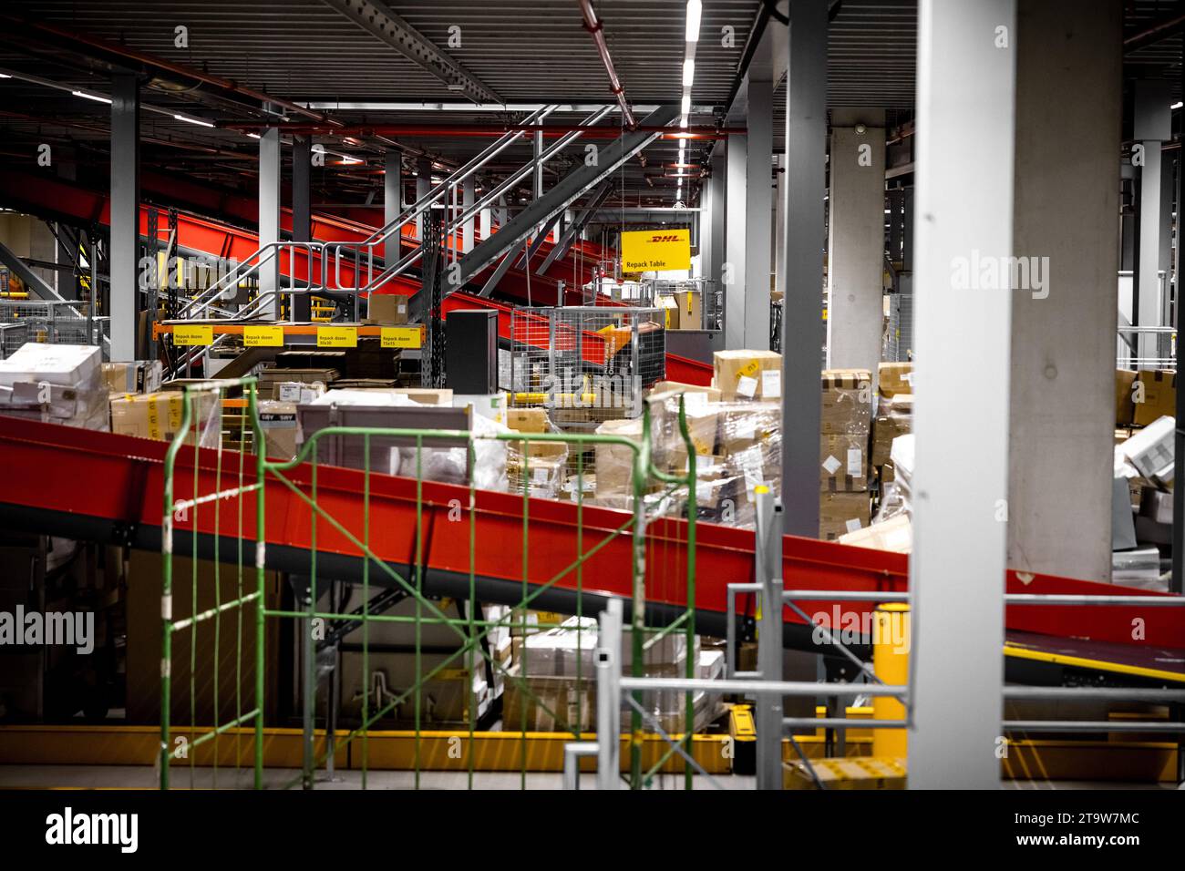 ZALTBOMMEL - Parcels on the sorting belt in a sorting center of ...