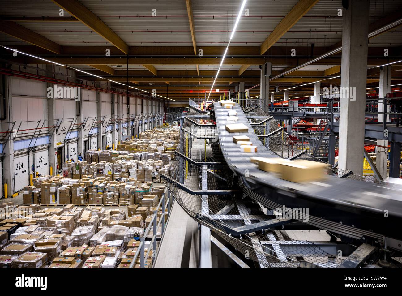 Large package sorting room hi-res stock photography and images - Alamy