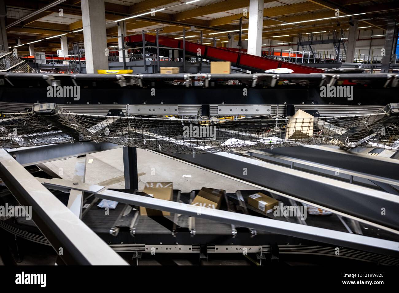ZALTBOMMEL - Parcels on the sorting belt in a sorting center of ...