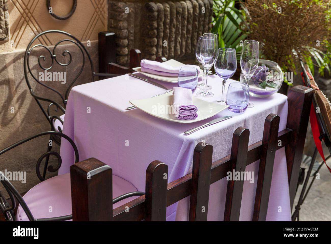 Purple restaurant table ready to receive customers. Village of Cortona ...