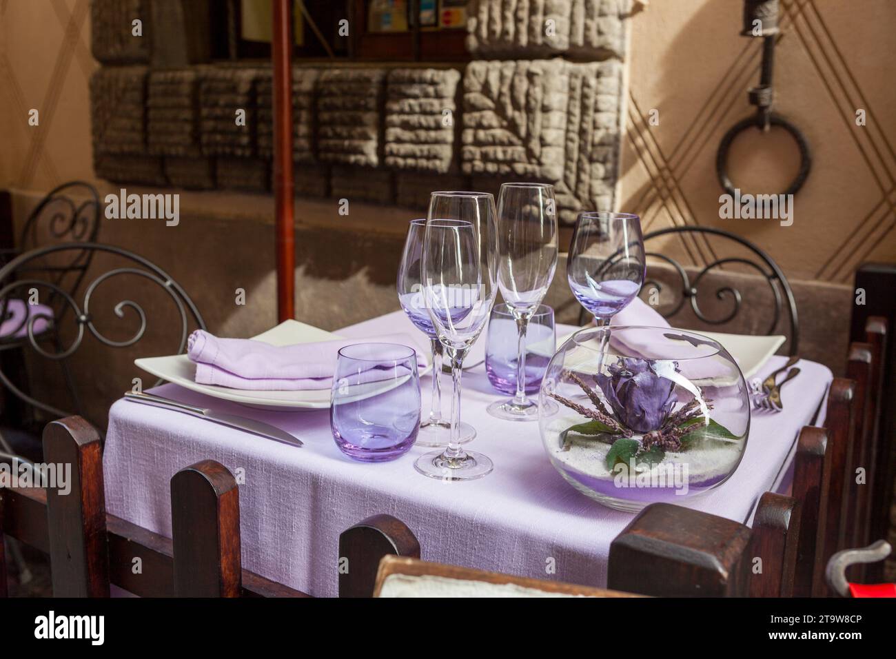 Purple restaurant table ready to receive customers. Village of Cortona ...