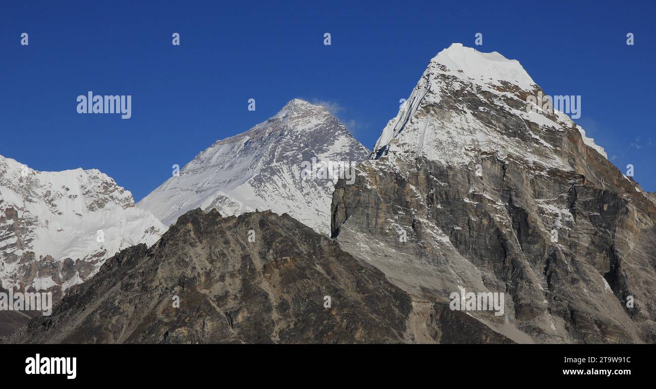 Azure blue sky over Mount Everest, Nepal Stock Photo - Alamy
