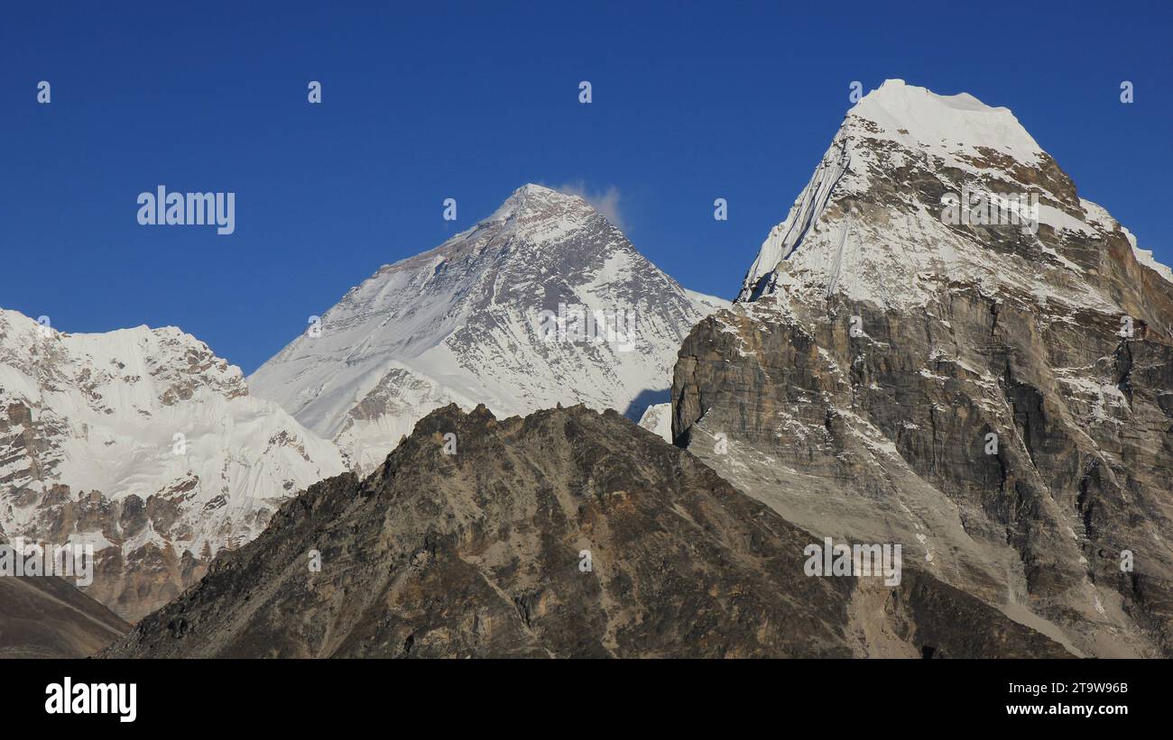 Blue blue sky over Mount Everest, Nepal Stock Photo - Alamy
