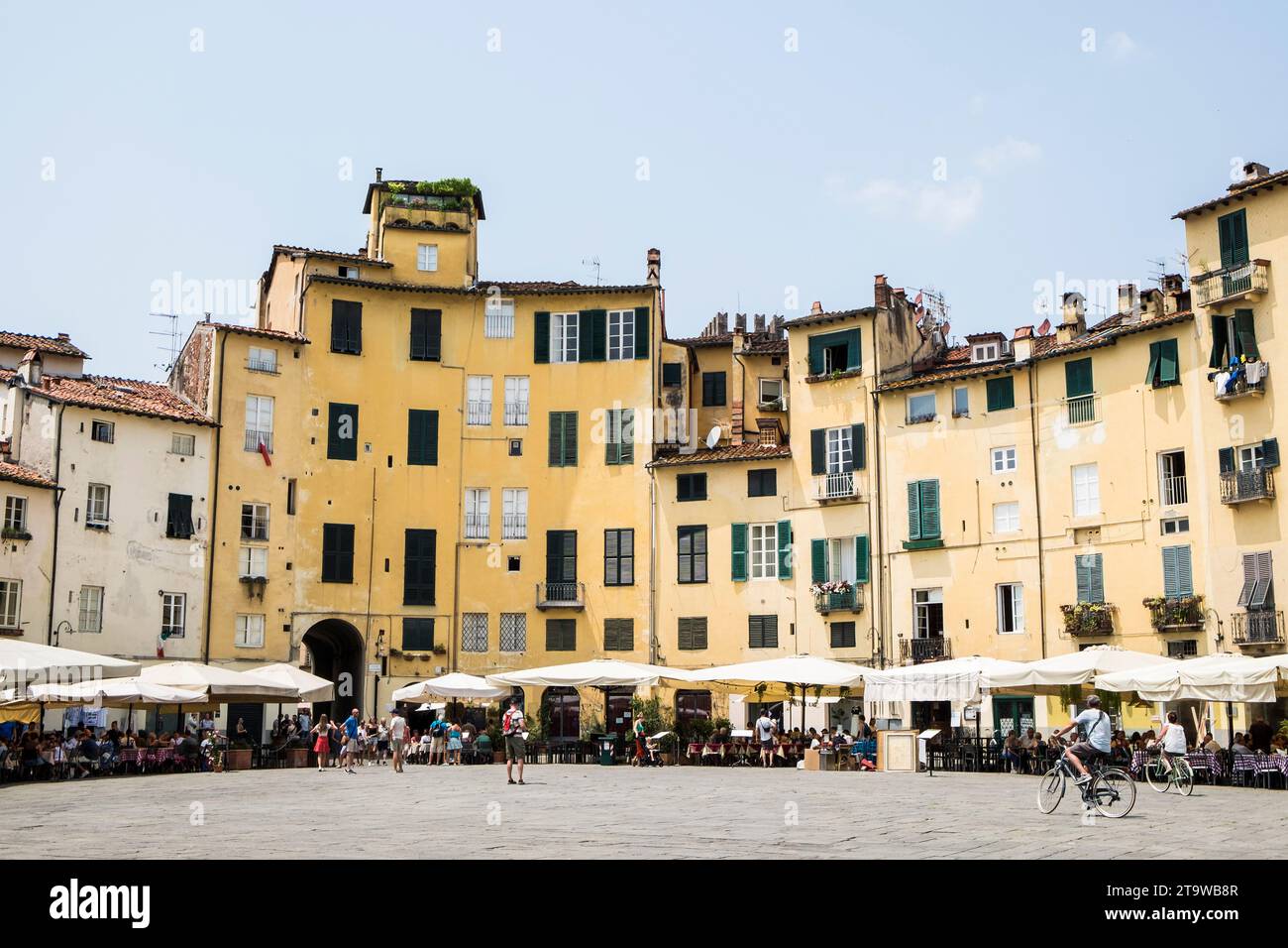 Italy, Tuscany, Lucca, Piazza dell'Anfiteatro, Amphitheatre Square ...