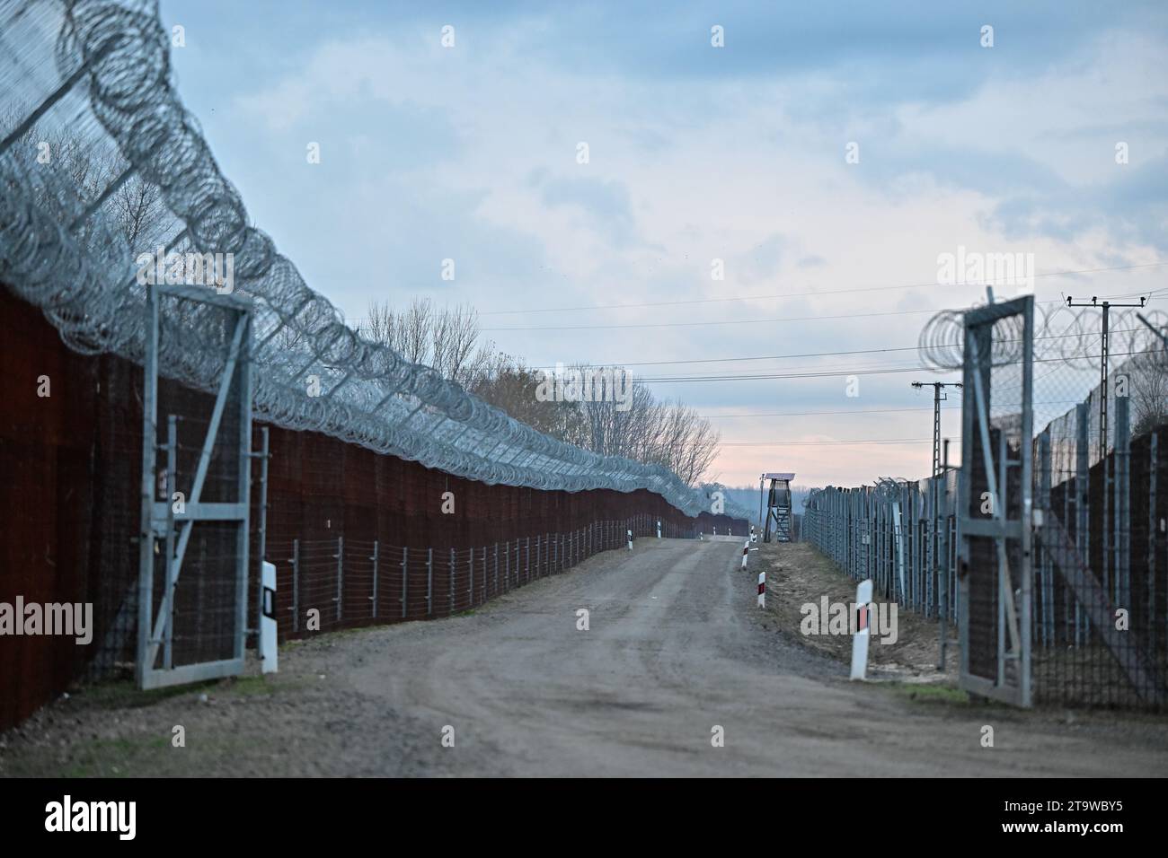 Roszke, Hungary. 27th Nov, 2023. A barbed wire fence stands on the ...
