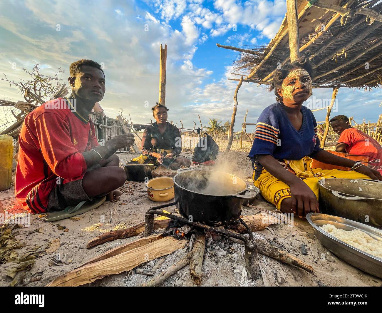Traditional african outdoor cooking hi-res stock photography and images ...