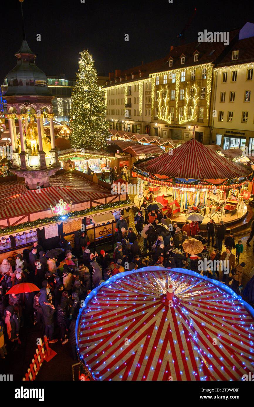 Magdeburg, Germany. 27th Nov, 2023. Visitors walk through the Christmas ...