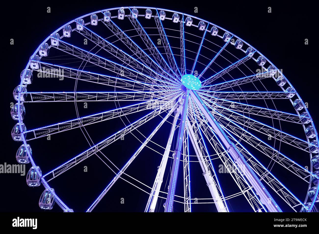 Ferris wheel at the theme park Stock Photo - Alamy