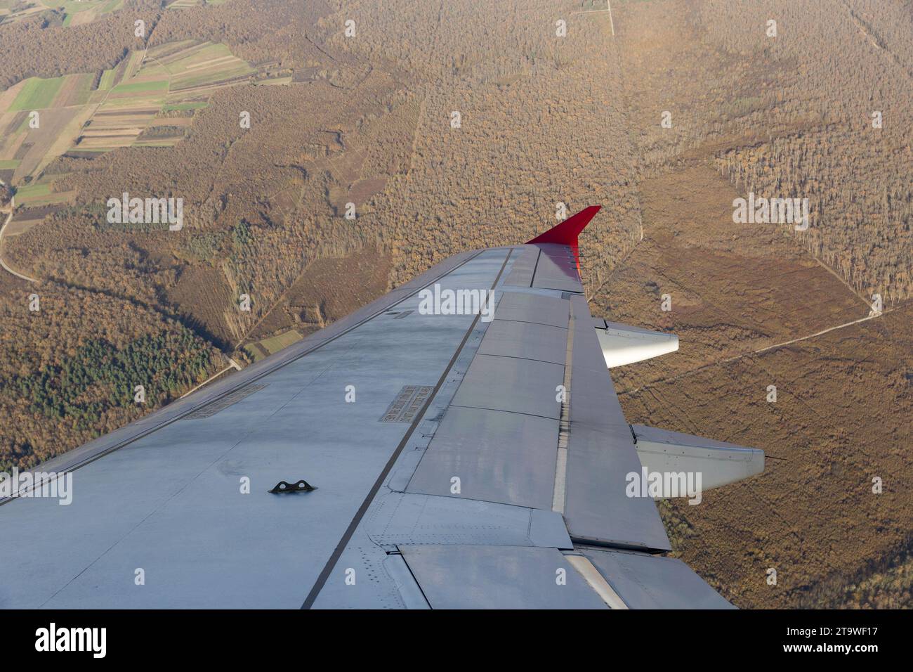 Airplane wing flaps spoilers hi-res stock photography and images - Alamy