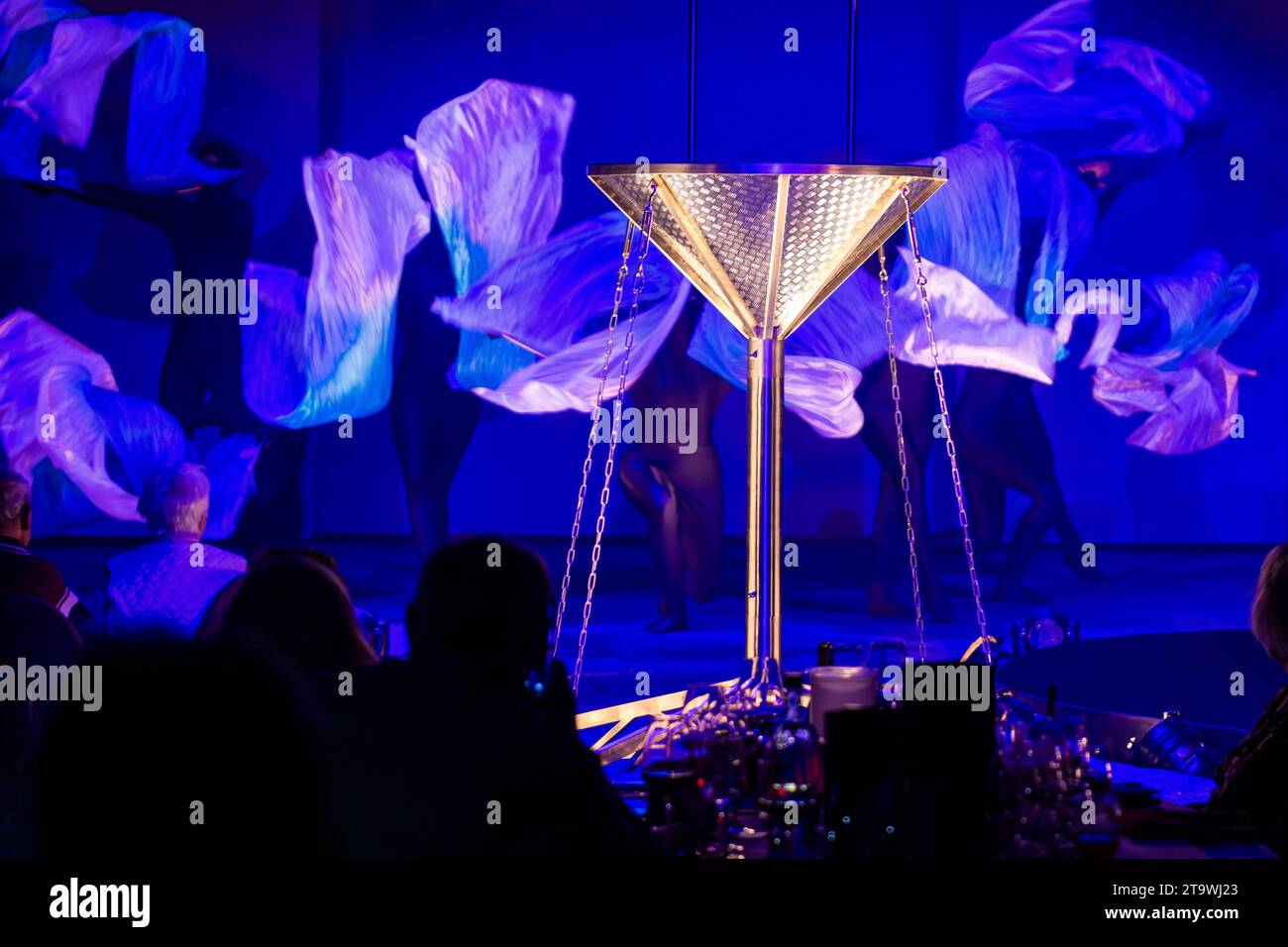 Neue Sarrasani Dinnershow Showtime im Zelt am Elbepark in Dresden ...