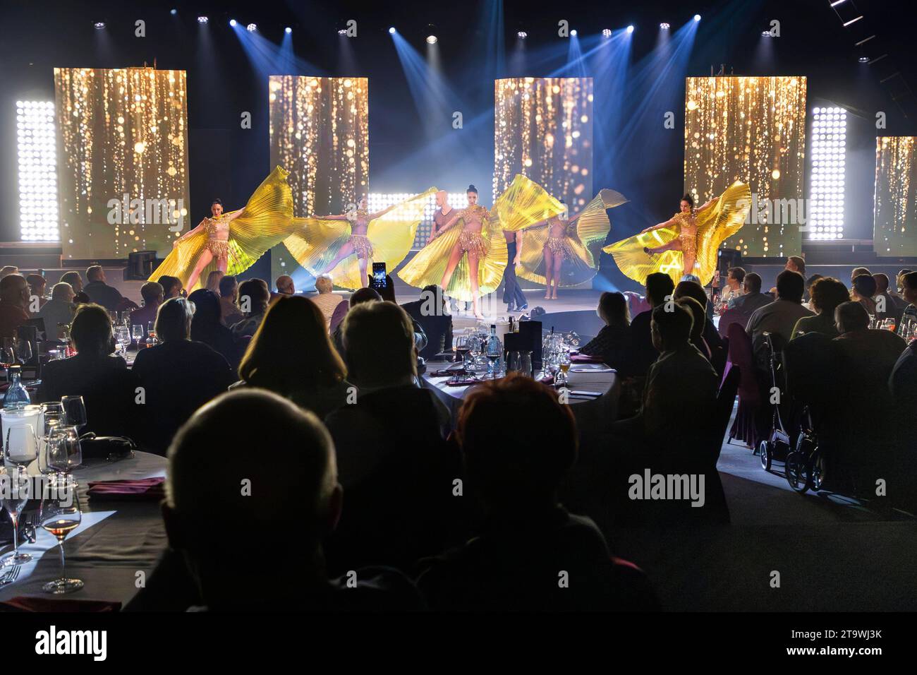 Neue Sarrasani Dinnershow Showtime im Zelt am Elbepark in Dresden ...