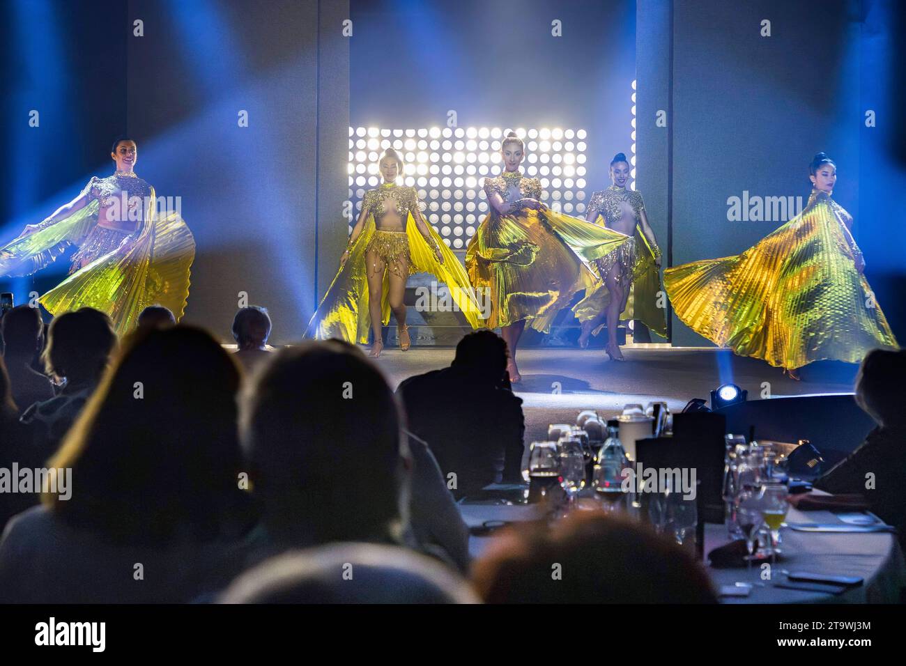 Neue Sarrasani Dinnershow Showtime im Zelt am Elbepark in Dresden ...