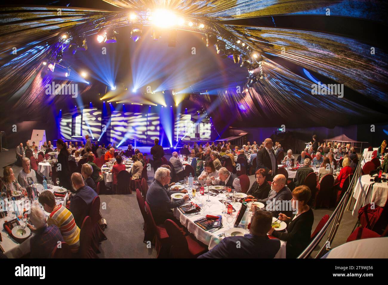 Neue Sarrasani Dinnershow Showtime im Zelt am Elbepark in Dresden ...