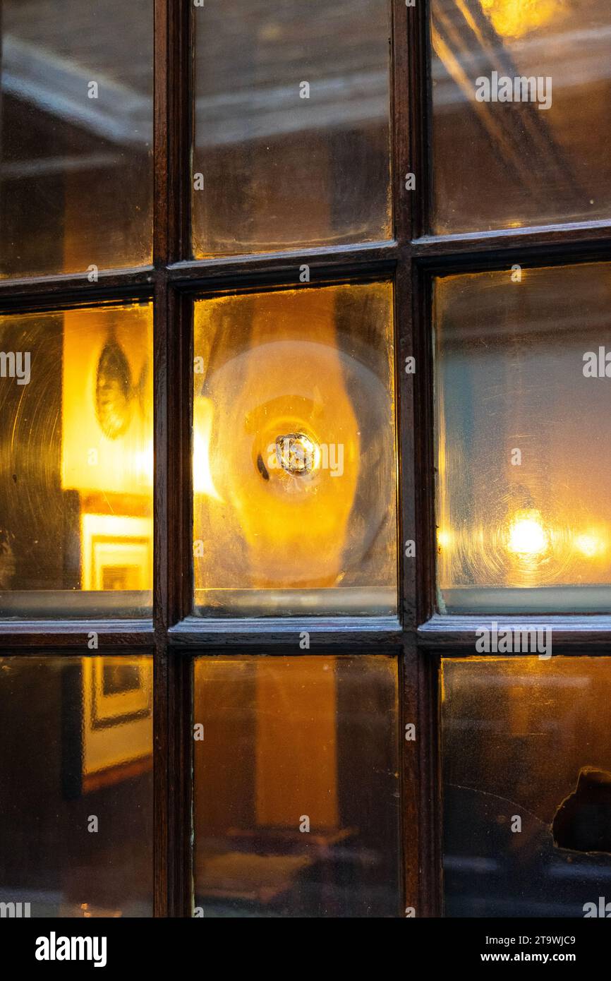 Pub glass window hi-res stock photography and images - Alamy