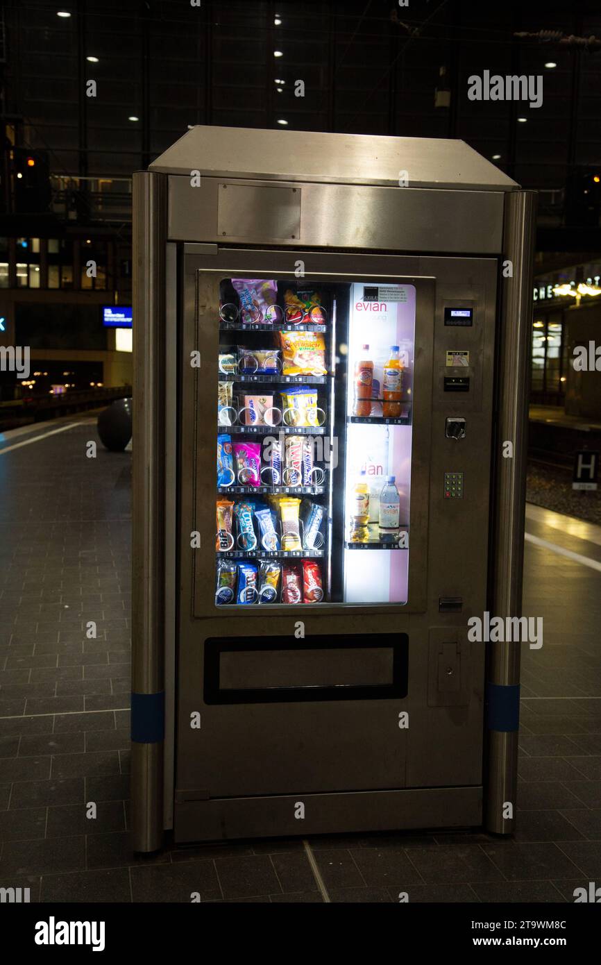 Snackautomat am Bahnsteig Zoologischer Garten in Berlin am 27.11.2023 ...