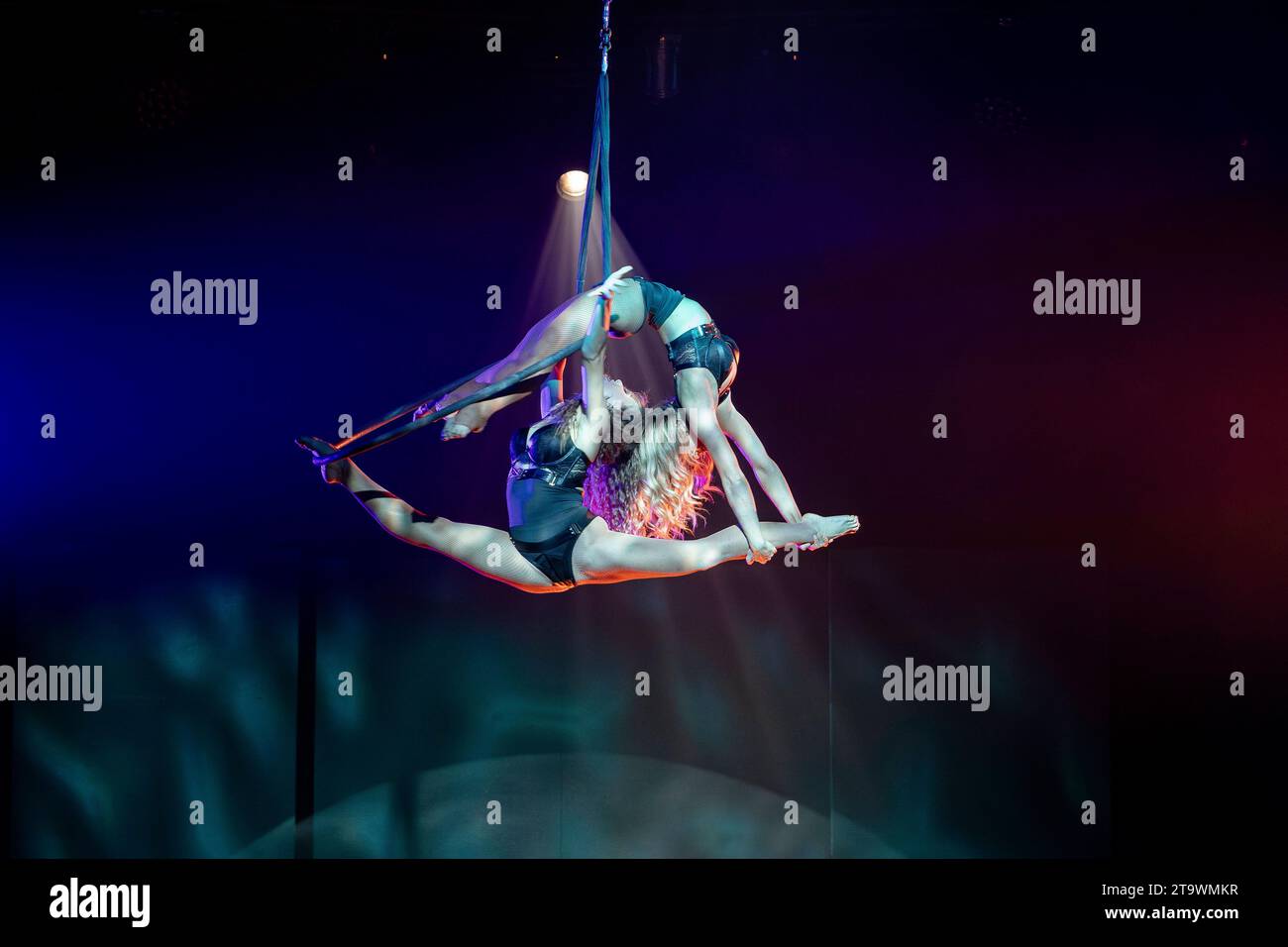 Flying Angels während ihres Auftrittes in der Premiere der neuen ...