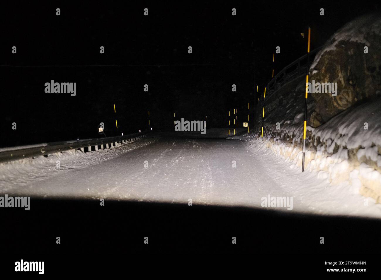 Headlights dark road hi-res stock photography and images - Alamy