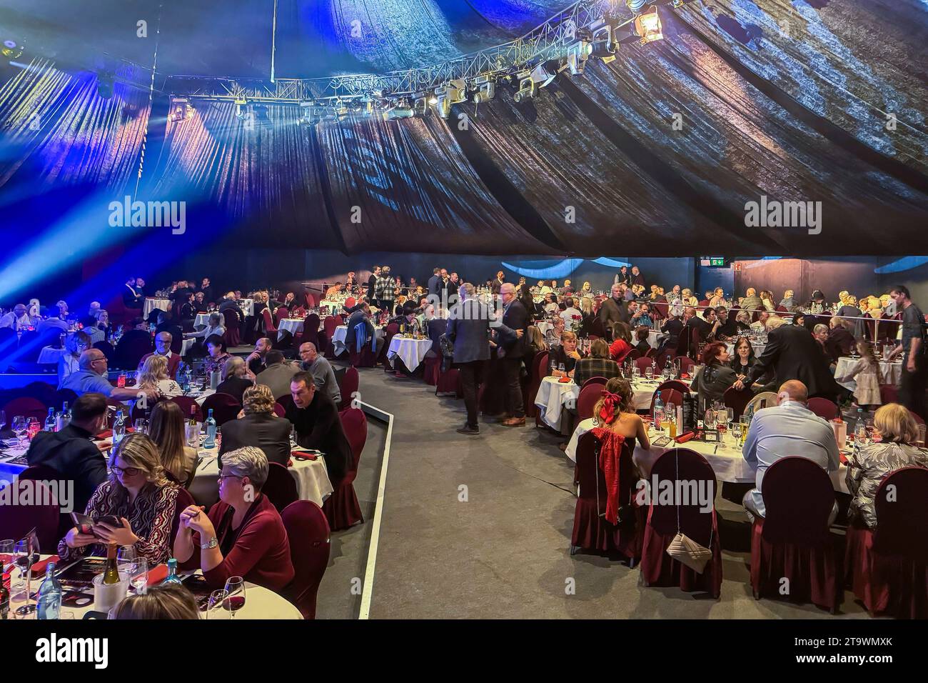Premiere der neuen Sarrasani Dinner-Show Showtime im Zirkuszelt am ...