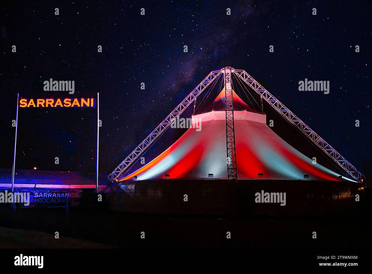 Premiere der neuen Sarrasani Dinner-Show Showtime im Zirkuszelt am ...