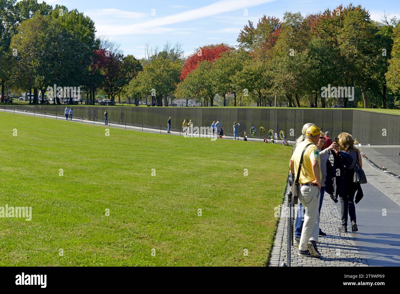 The Vietnam War Memorial wall in Washington DC Stock Photo - Alamy