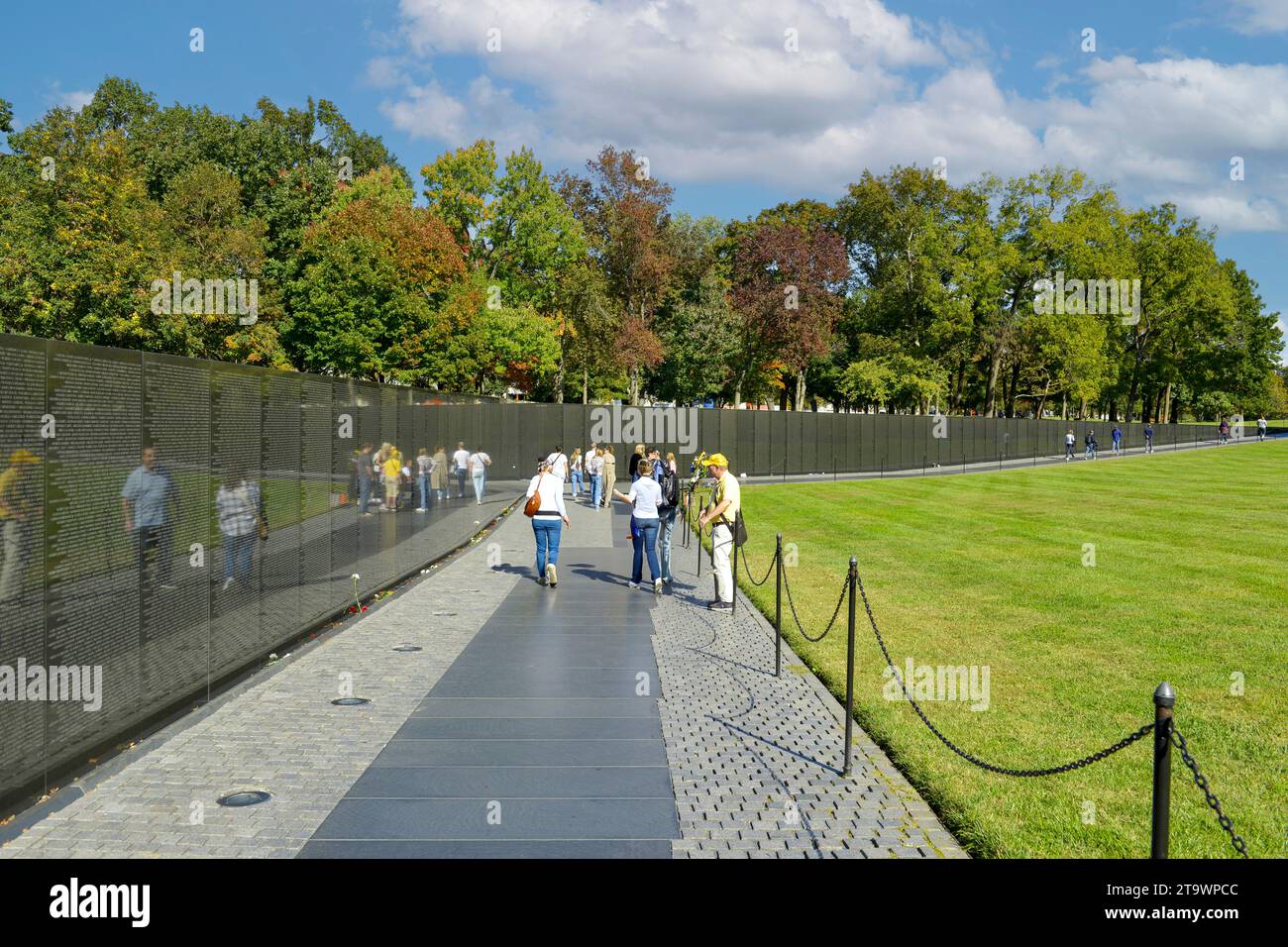 The Vietnam War Memorial wall in Washington DC Stock Photo - Alamy