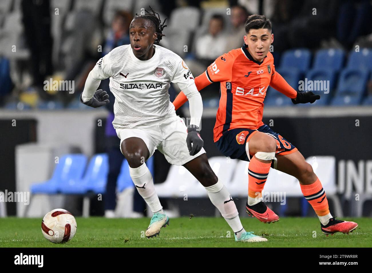 ISTANBUL - (l-r) Arnaud Lusamba of Pendikspor AS, Emirhan Ilkhan of ...