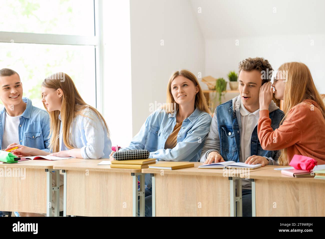Students gossiping hi-res stock photography and images - Alamy