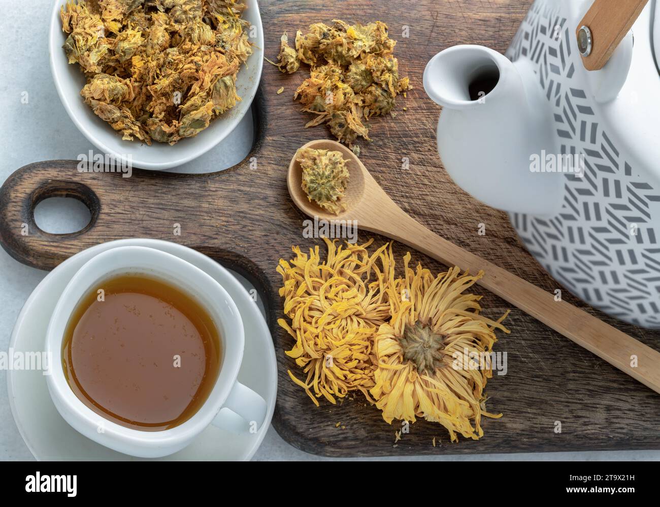 Chinese chrysanthemum flower tea and Dried chrysanthemum flower on ...
