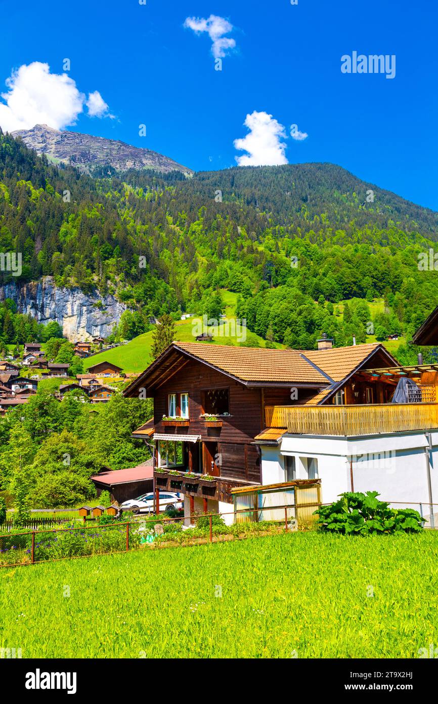 Traditional wooden chalet houses in the Swiss Alps, Lauterbrunnen ...