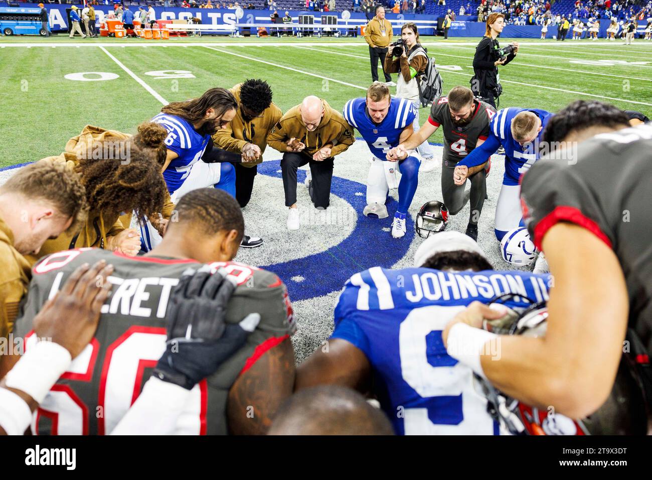 Indianapolis, Indiana, USA. 26th Nov, 2023. Players in prayer circle ...
