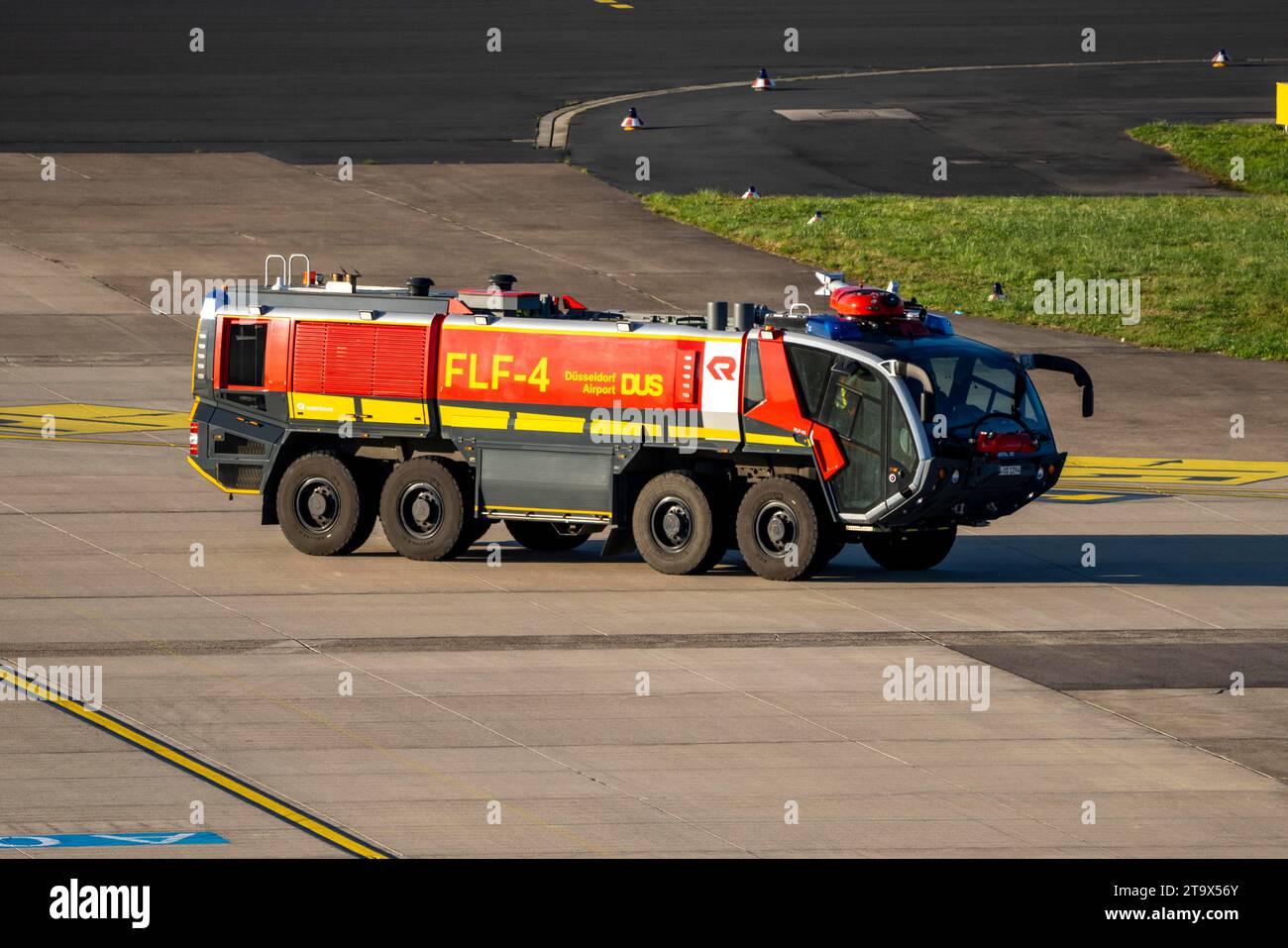 Düsseldorf Airport, airport fire engine FLF-4, the airport fire brigade ...