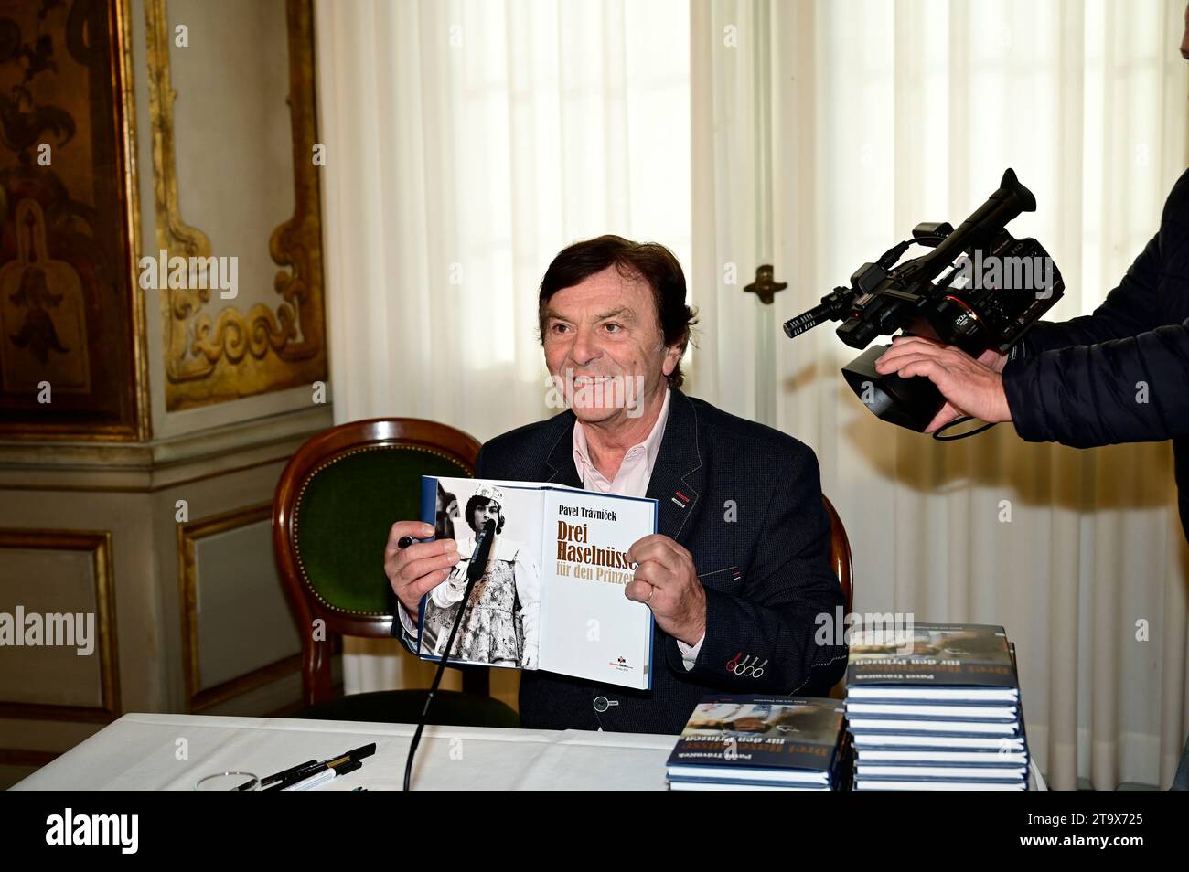 Pavel Travnicek bei Lesung und Signierstunde seiner Autobiografie ...