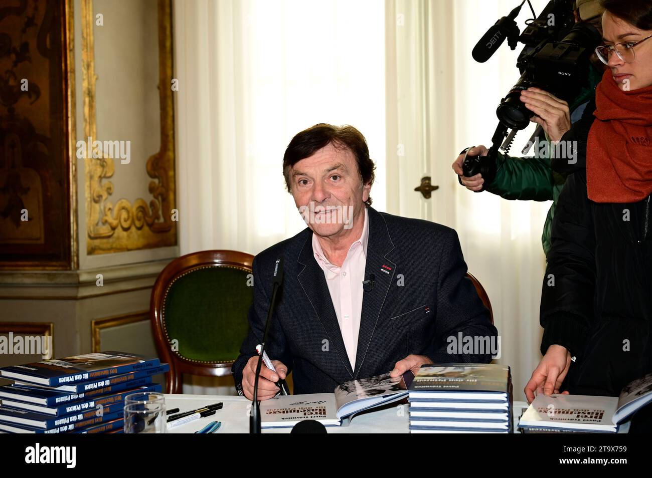 Pavel Travnicek bei Lesung und Signierstunde seiner Autobiografie ...