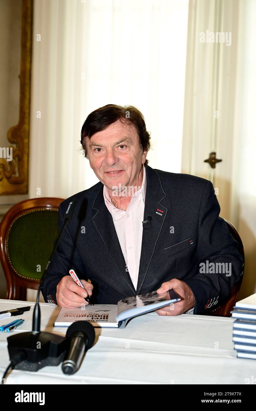 Pavel Travnicek bei Lesung und Signierstunde seiner Autobiografie ...