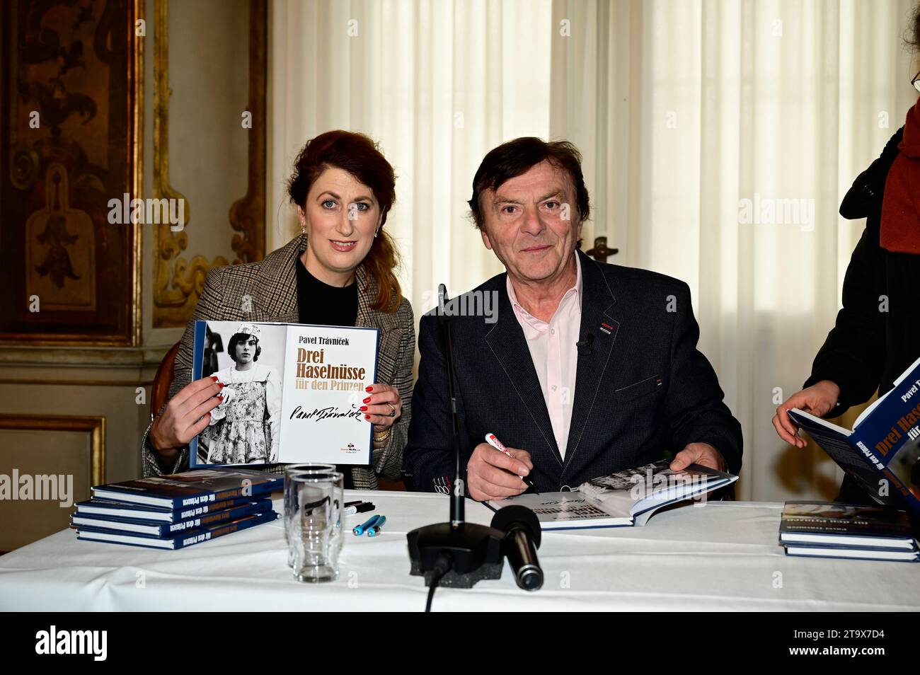 Pavel Travnicek mit Ehefrau Monika Travnickova bei Lesung und ...