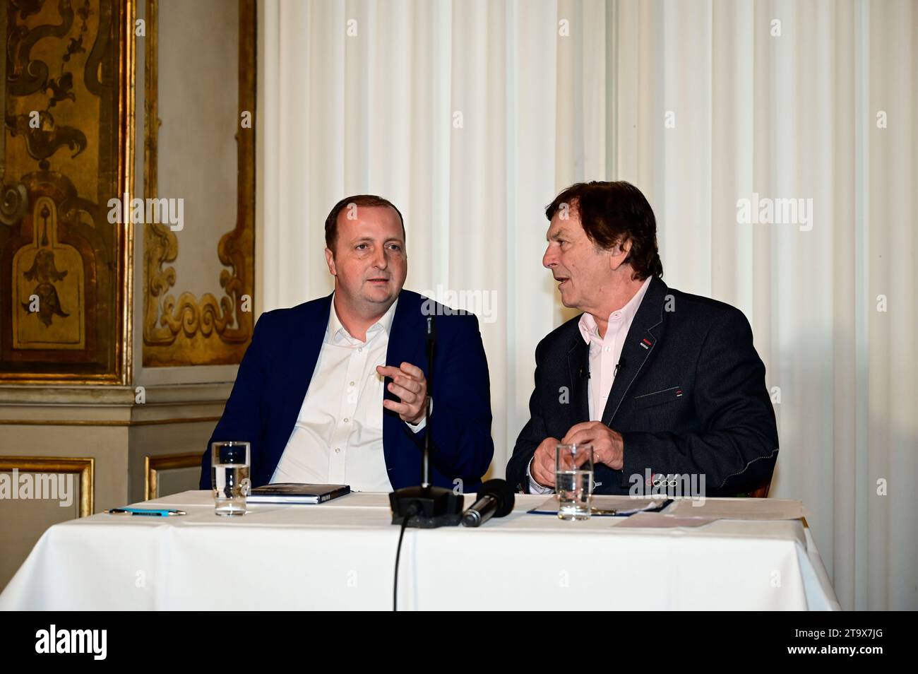 Ondrej Slanina und Pavel Travnicek bei Lesung und Signierstunde seiner ...