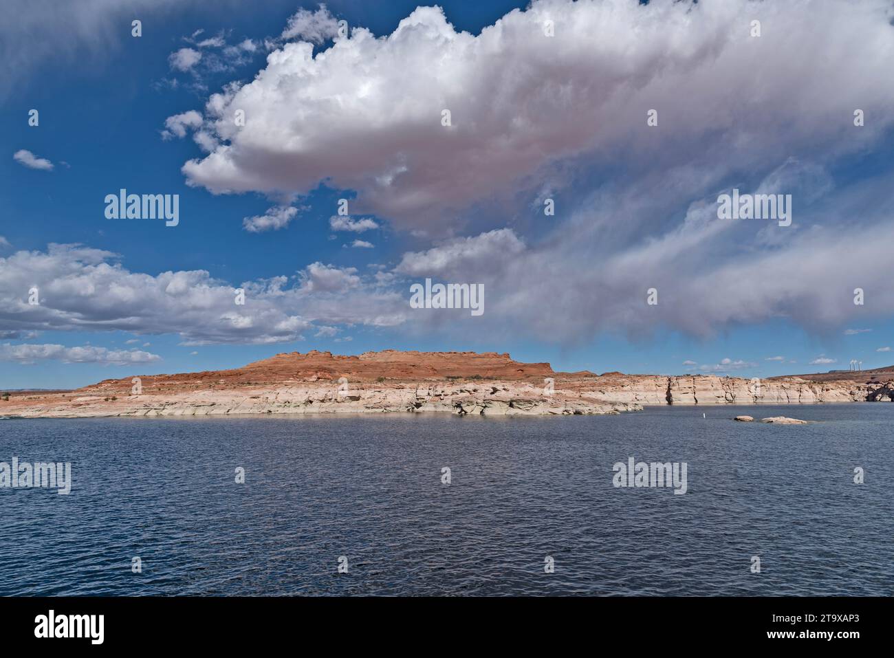 Picturesque coast of Lake Powell ,Glen Canyon ,Arizona & Utah , USA ...