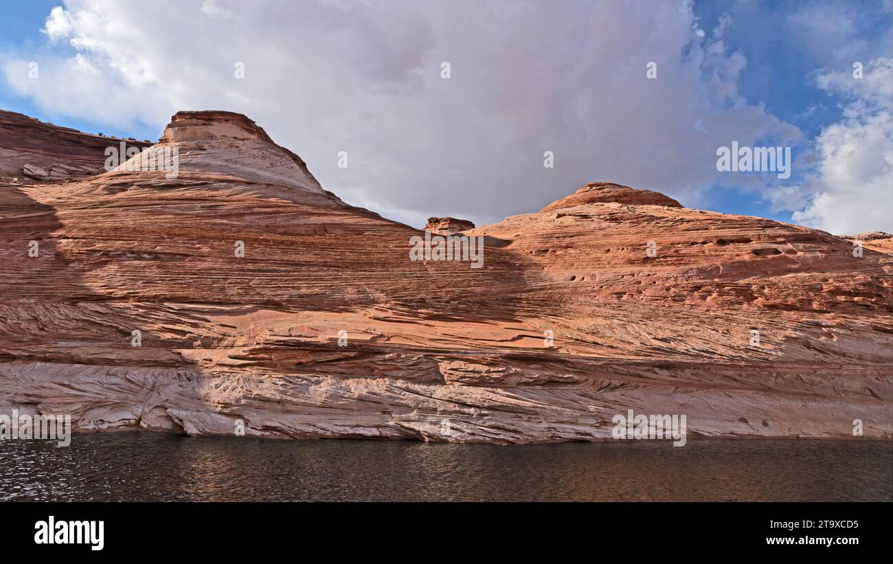 Picturesque coast of Lake Powell ,Glen Canyon ,Arizona & Utah , USA ...