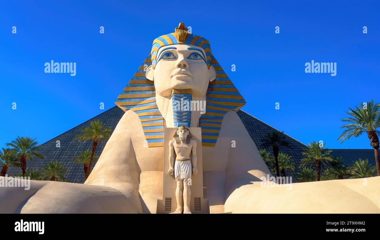 The giant Sphinx in front of the Luxor Hotel and Casino in Las Vegas ...