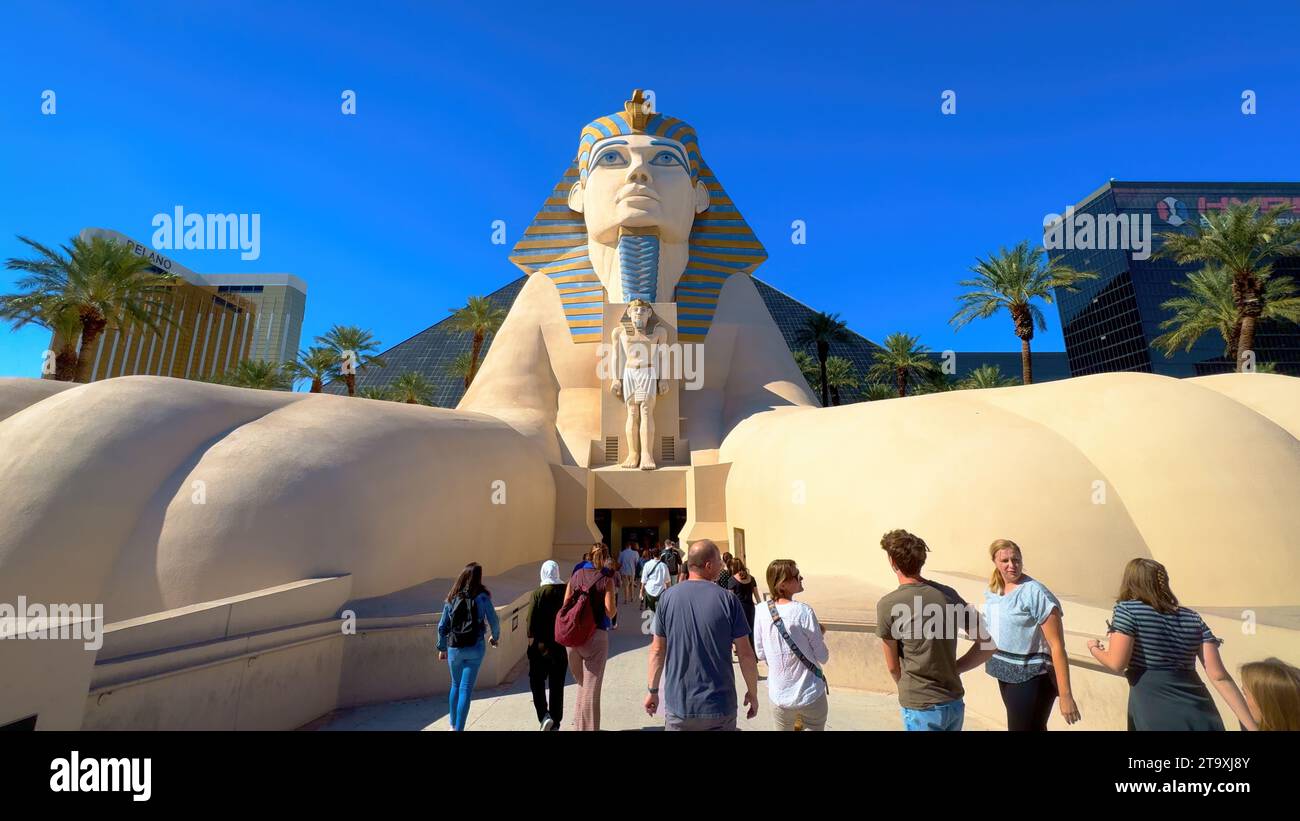 Giant sphinx in front luxor hi-res stock photography and images - Alamy