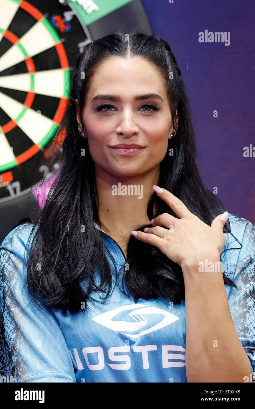 Moderatorin Amira Pocher/Austrian Powers bei der Promi-Darts-WM 2023 im ...