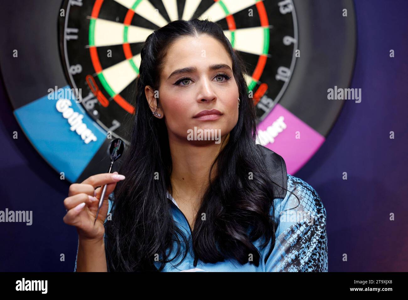 Moderatorin Amira Pocher/Austrian Powers bei der Promi-Darts-WM 2023 im ...