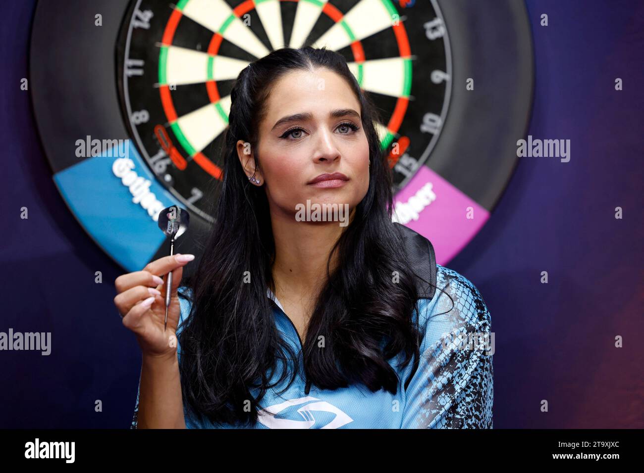 Moderatorin Amira Pocher/Austrian Powers bei der Promi-Darts-WM 2023 im ...