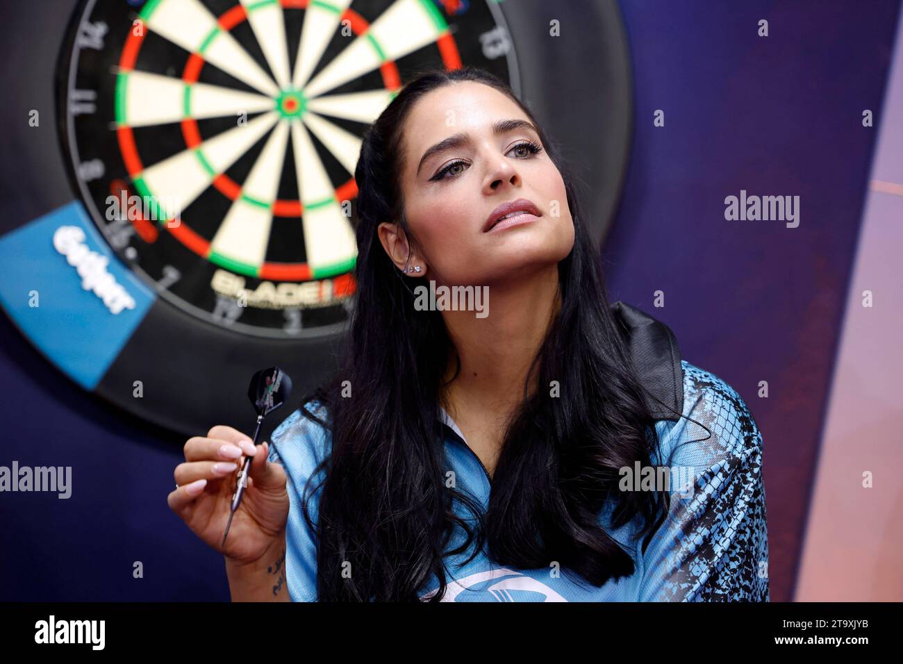 Moderatorin Amira Pocher/Austrian Powers bei der Promi-Darts-WM 2023 im ...