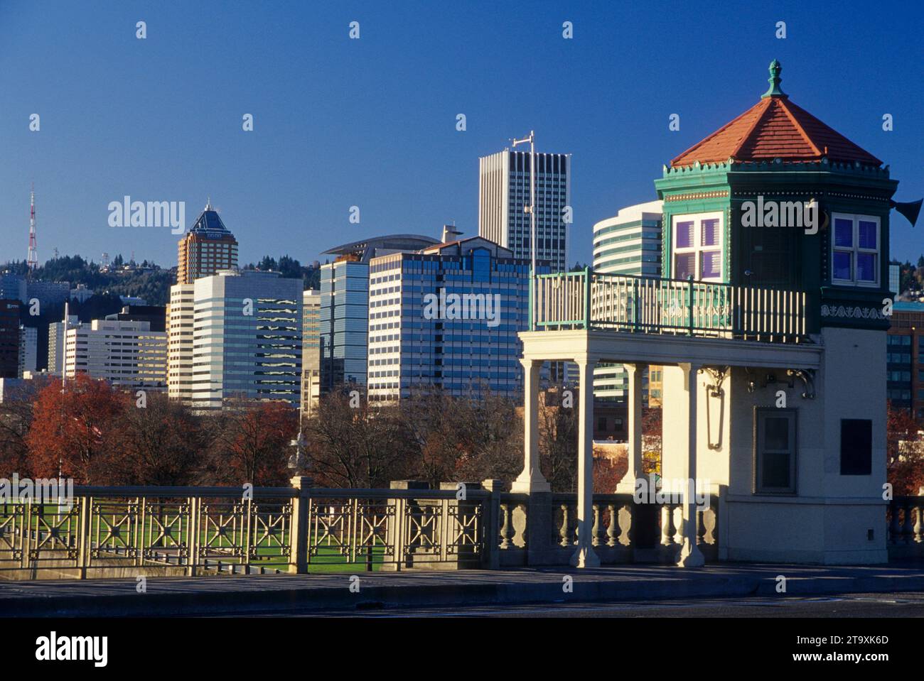 Portland oregon downtown burnside bridge hi-res stock photography and ...