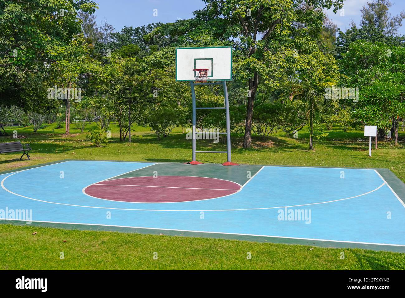 Basketball court in open air hi-res stock photography and images - Alamy