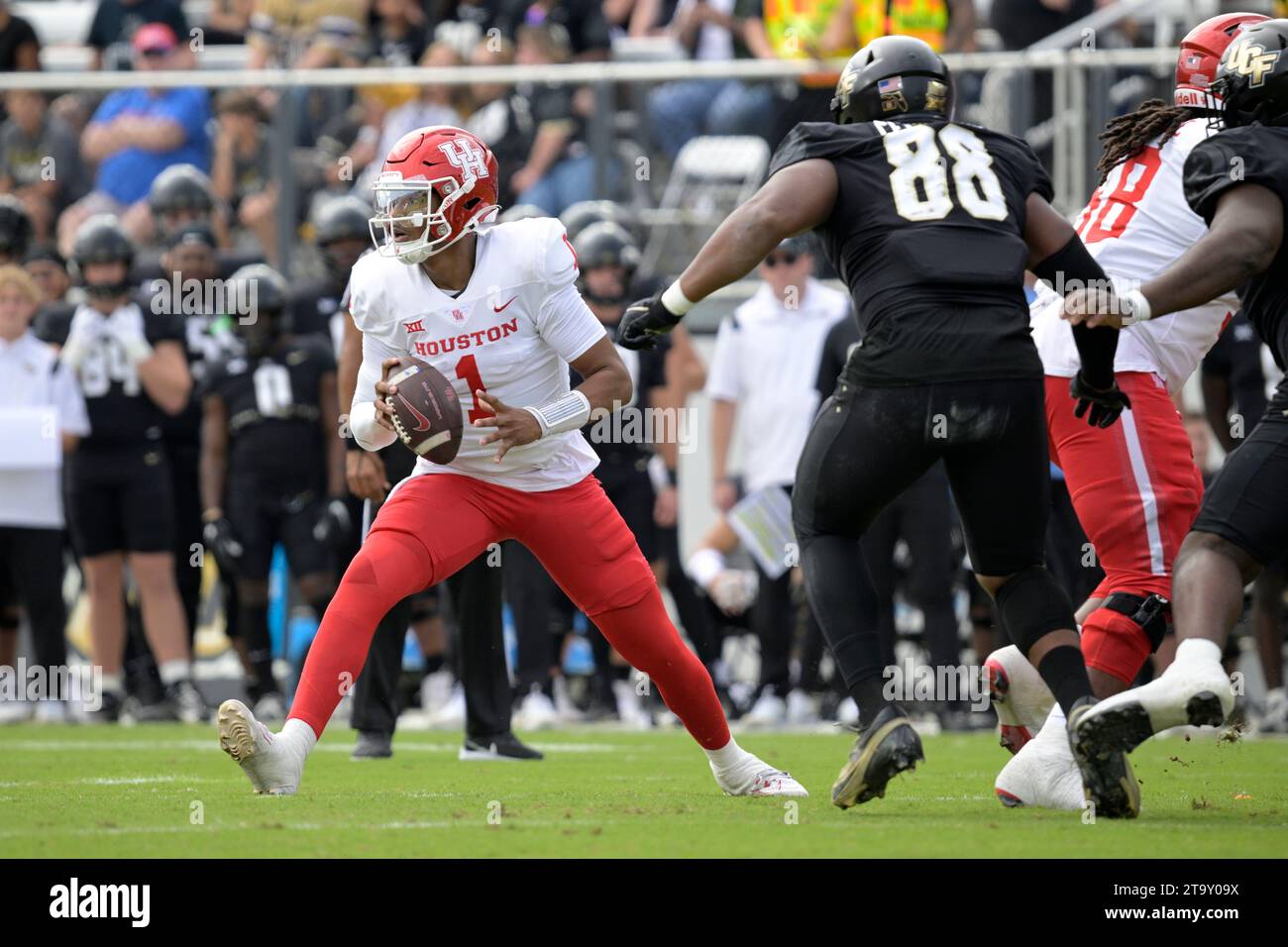 Houston quarterback Donovan Smith (1) runs a play during the first half ...