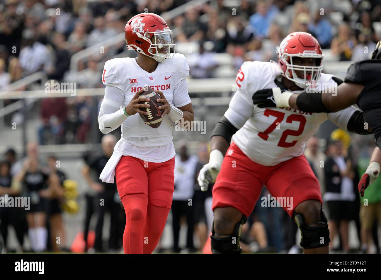 Houston quarterback Donovan Smith (1) looks for a receiver during the ...