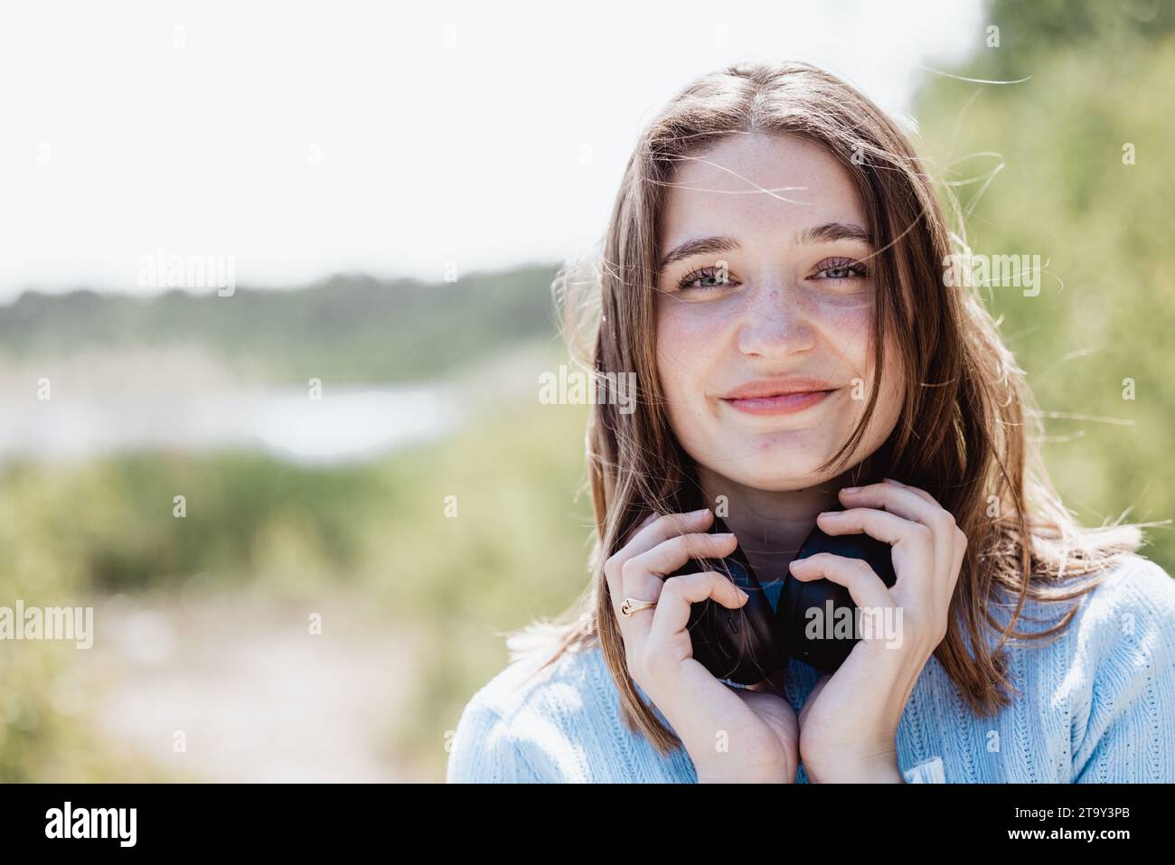 Hands cupping face hi-res stock photography and images - Alamy